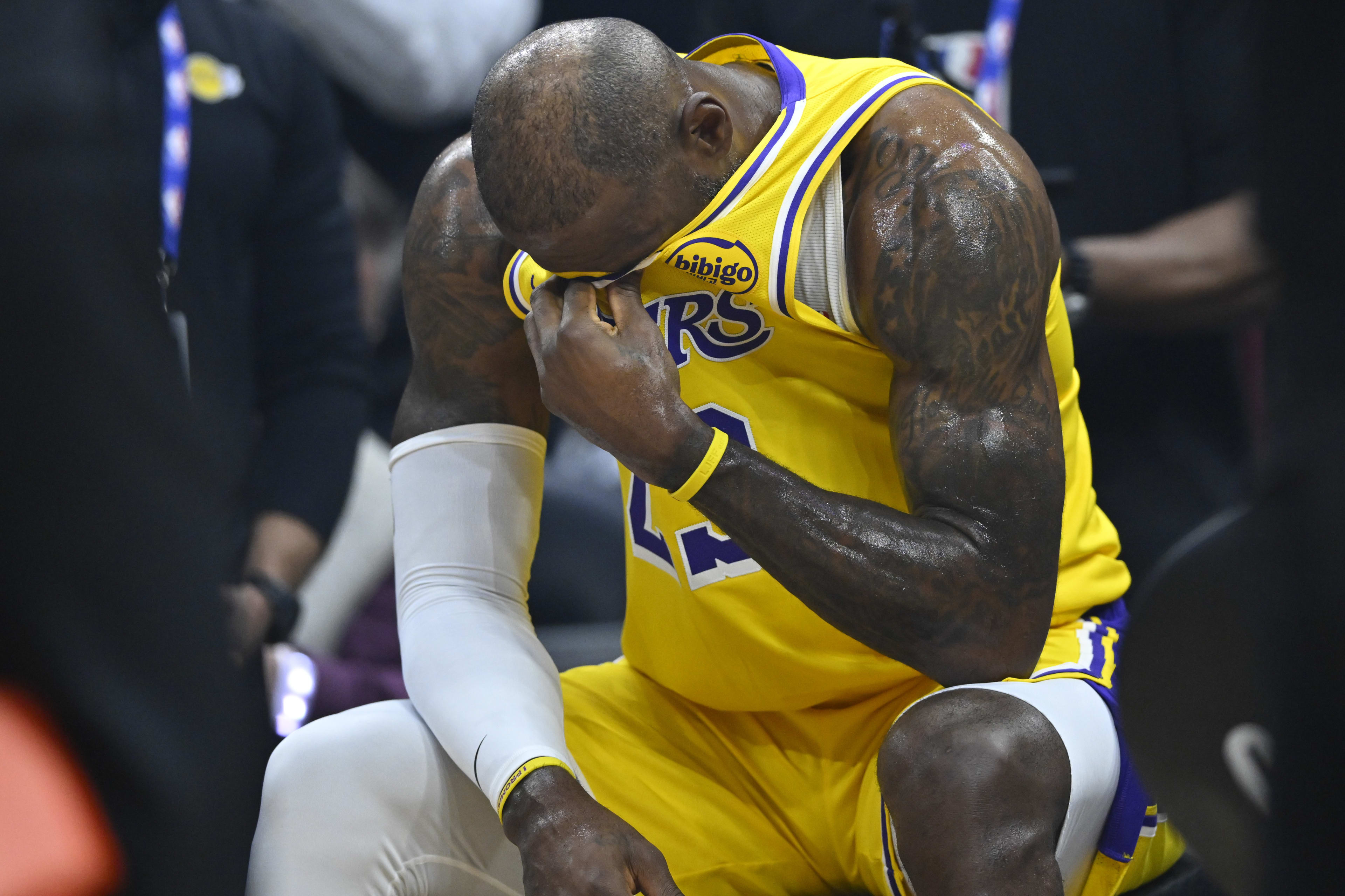 Lakers' LeBron James Reacts to Cavaliers Tribute - Lindys Sports