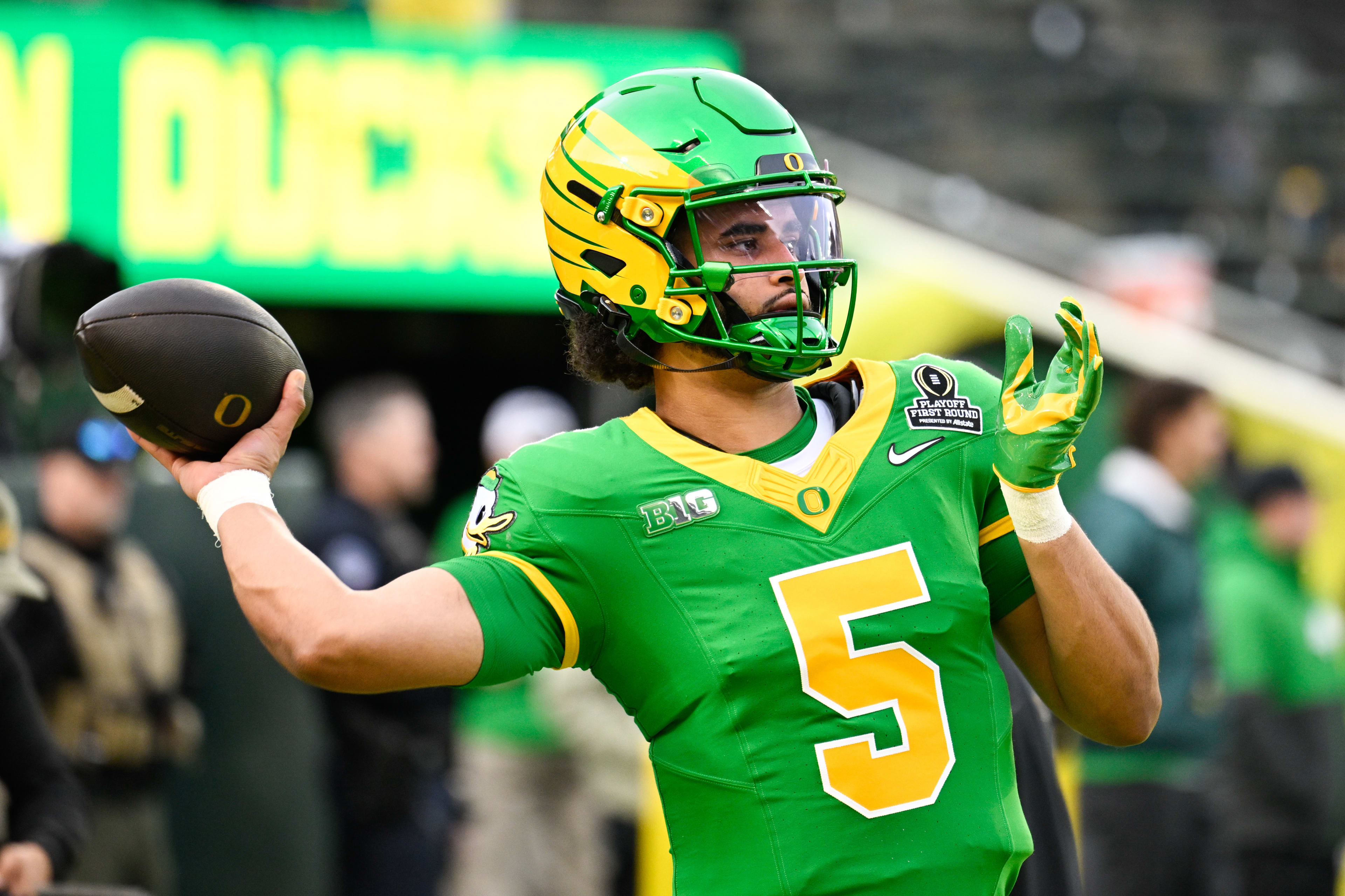 Oregon in Mix to Land Top CFB Quarterback in Transfer Portal - Lindys ...